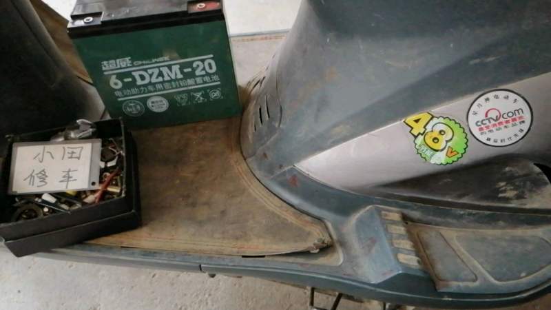 电动车跑不远不用换电池,加一块电池就行,续航至少增加一倍有余