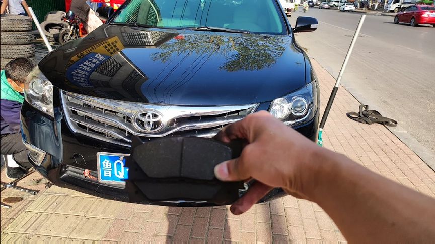 经典凯美瑞更换前轮刹车片 确保行车制动安全