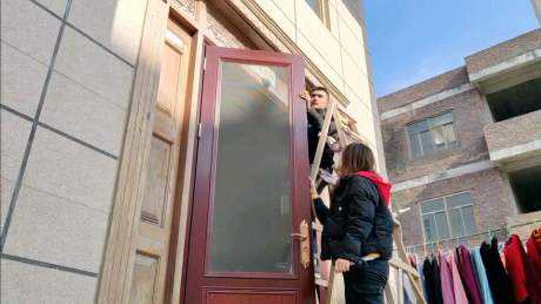 夫妻俩做门窗,房东家的门卡住打不开了,赶紧过去售后维修