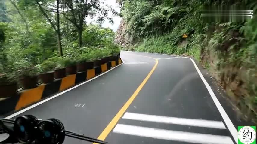 老司机开大车在狭道上频频会车,这样的驾驶技术你打多少分