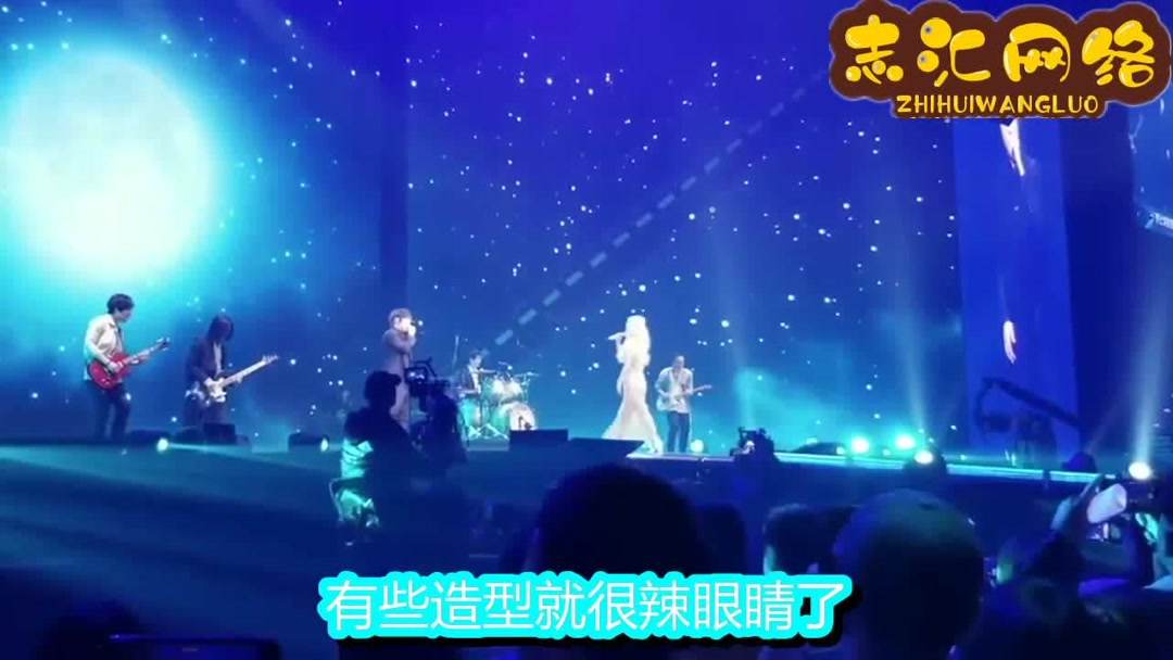 蔡依林演唱会造型雷人,还狂调戏阿信,这些年她越来越放飞自我了