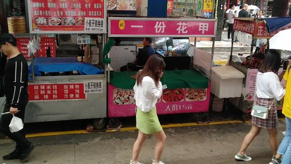 西安电子城附近突降中雨请大家注意用电安全,汽车注意路况状况!