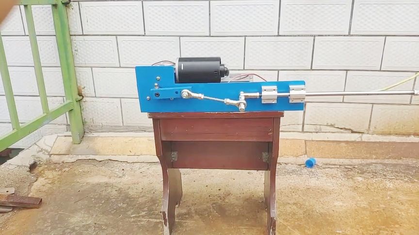 自行设计的往复式电动升降机构，还是很有特点的！