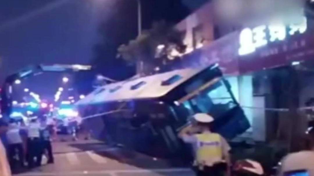 济南一公交溜车致路人被压 市民齐心推车救人