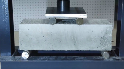 钢筋在混凝土中有什么作用?小伙液压机实验,下一秒得出正确结论