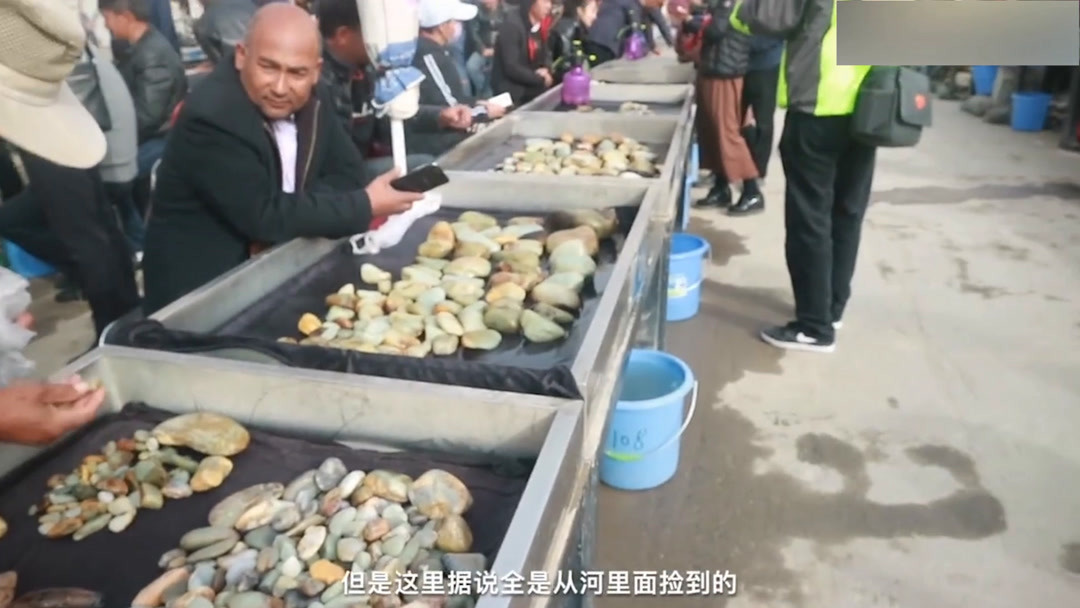 新疆的和田玉到底有多贵?看看这些商贩就知道了