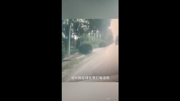 去年拄拐,今年轮椅,明年做个担架还卖给他,赵本山的小品真实版