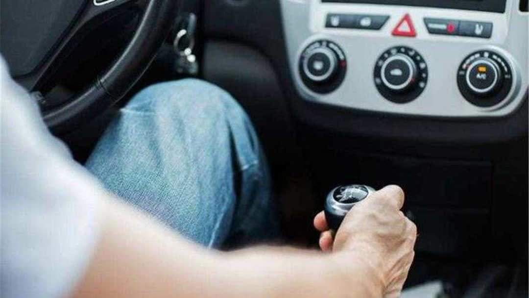 手动挡怎么开?忘掉驾校那一套吧!别再盯着速度换挡了!
