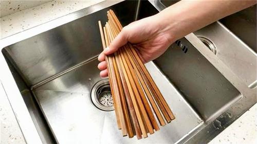 用膳的筷子要常清洁,别光用洗洁精了,教你一招,消毒干净又卫生
