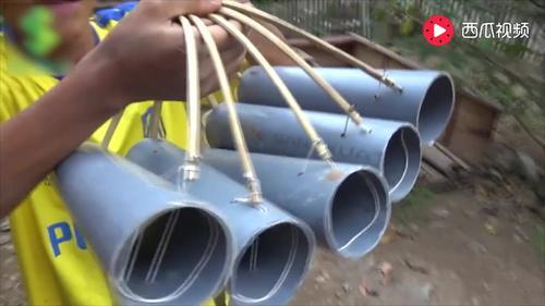 外国小男孩自制的简易捕鼠器,一次捕捉4只老鼠