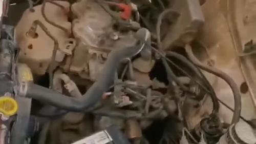 这个发动机抖动非常严重,不知道司机是怎么开的,现在居然才来修