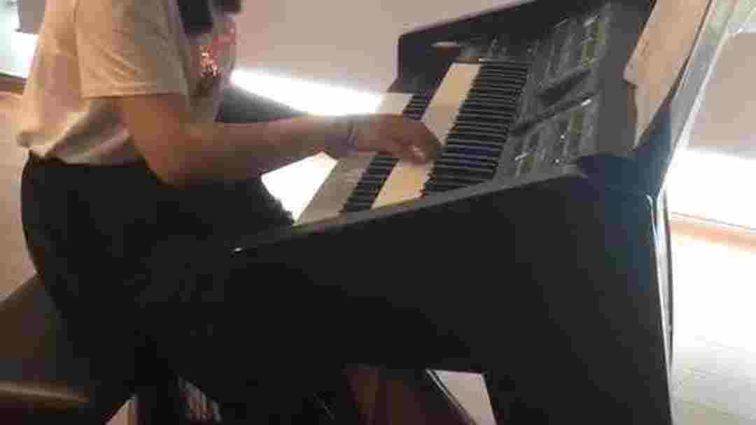 吟飞山西长治双排键师培训活动中学员正在展现学习成果