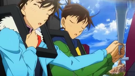 名侦探柯南:小兰害怕,拉着新一的手,才感觉安心一点