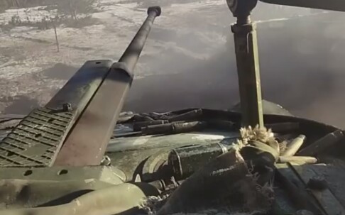 俄第76近卫空降突击师的BMD空降战车和T-72B3坦克协同作战。