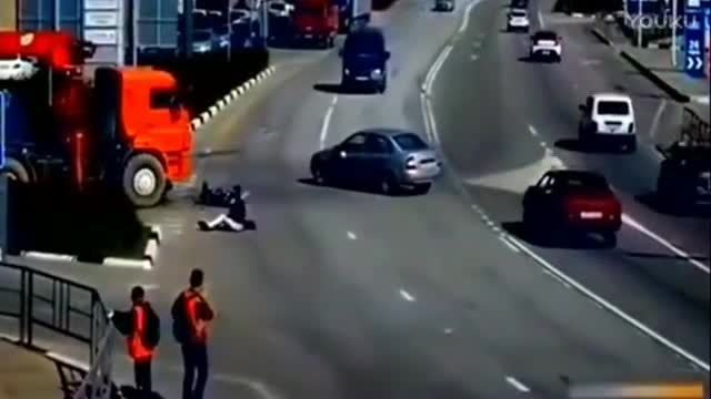 卡车和小车眼看都要撞过来,电动车直接吓得摔出去5米远!