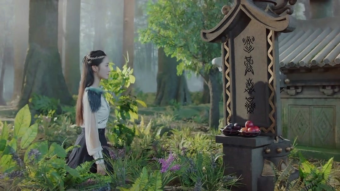 《临界天下》幽花三人再次来到天极墓前取出天极衣服 果然有线索