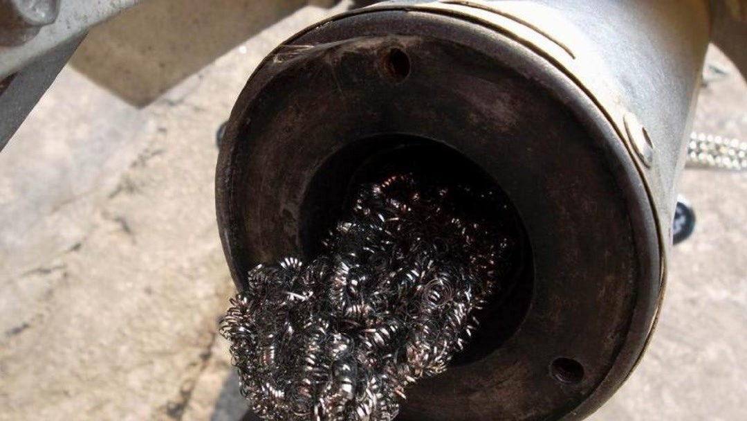 当车位被抢占后,为啥老司机都建议给对方排气管塞“钢丝球”?