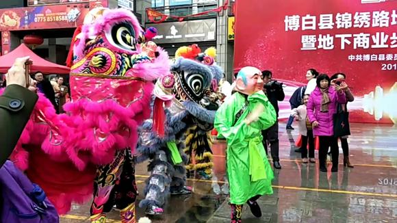 博白醒狮开业庆典仪式表演,打扮奇特的大头出现引人围观!