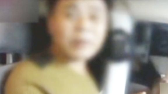 疯狂小轿车一路逆行,交警拦截后发现大问题,真是不怕死!