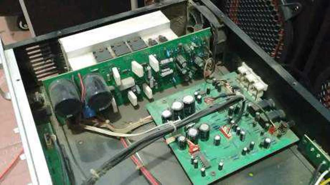 这台定压功放比较旧了,没声音拆了电位器看看