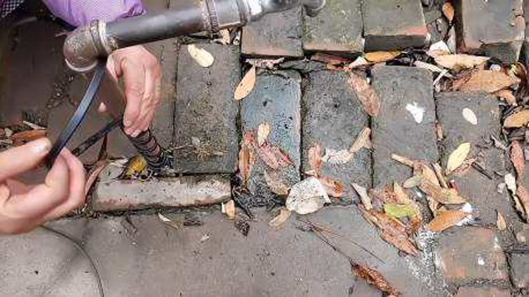 冬天水管容易冻住不用愁,小伙教你一招,分分钟搞定不求人