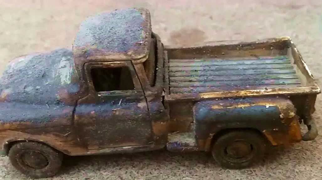 废弃的通卡自卸车模型车-修复翻新