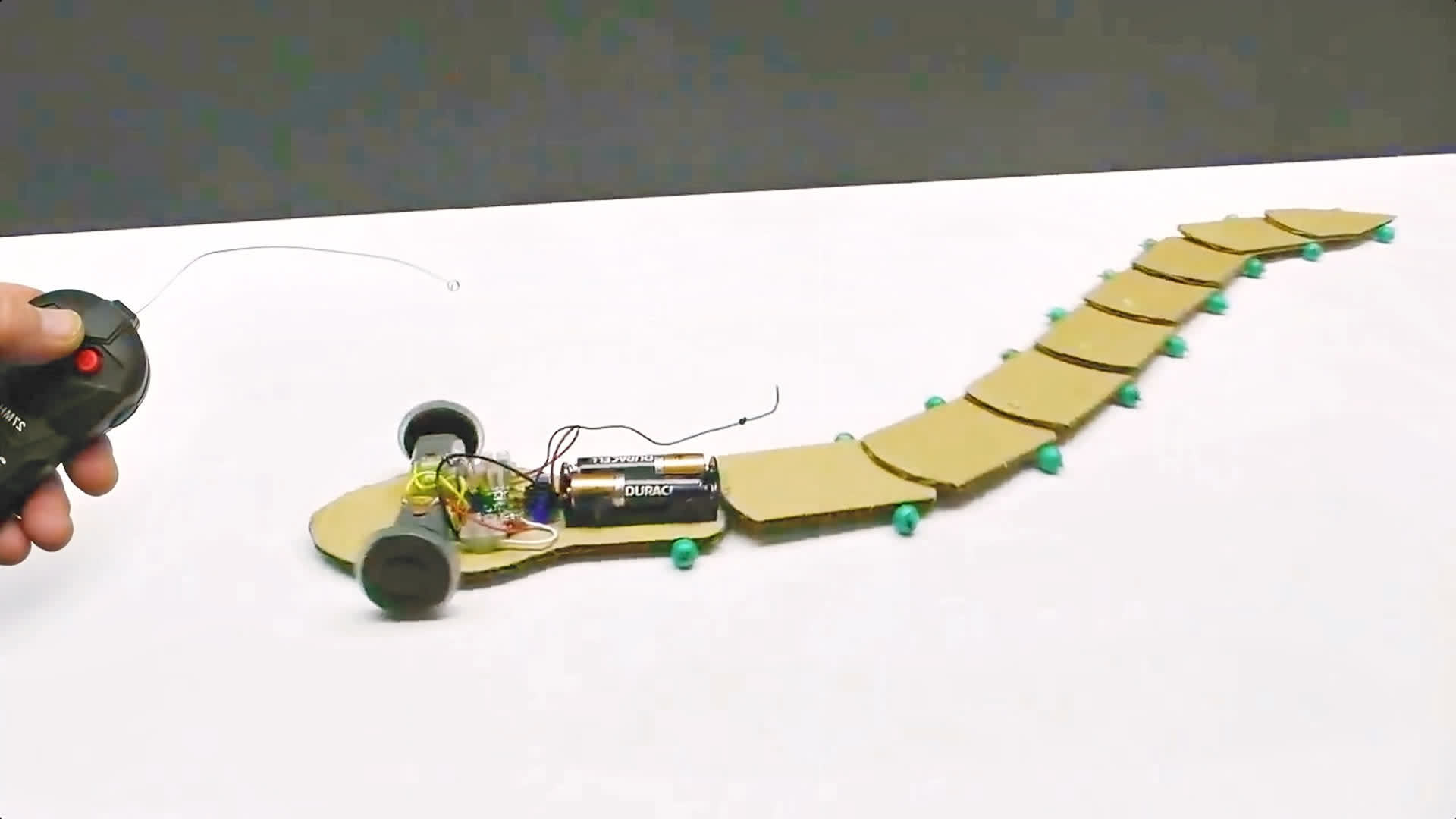 米趣实验室:小伙子制作遥控电动蛇玩具,还玩起了甩尾漂移!