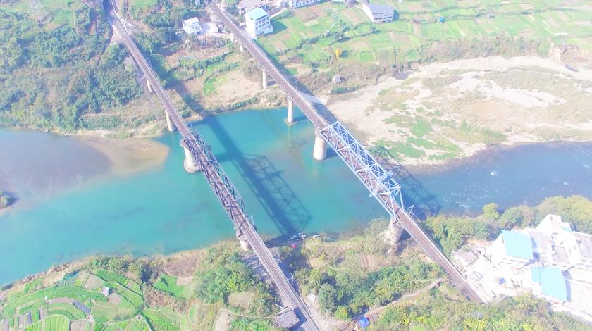 航拍贵州第一条铁路,如今还在运营,绿皮火车缓缓经过!