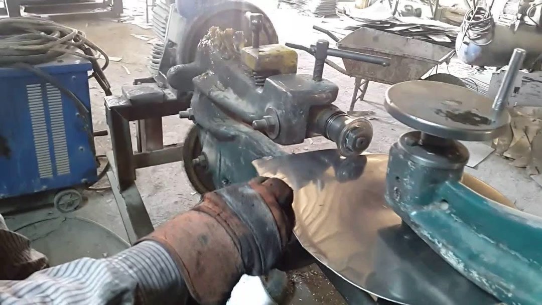 看看印度人民是如何生产铝锅的,一整套流程,条件也是够简陋的