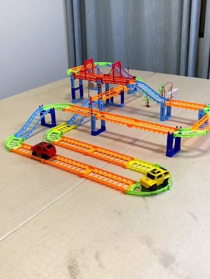 ...玩具,自己动手拼装的轨道车,还有小汽车跑来跑去,太有意思了电动玩具