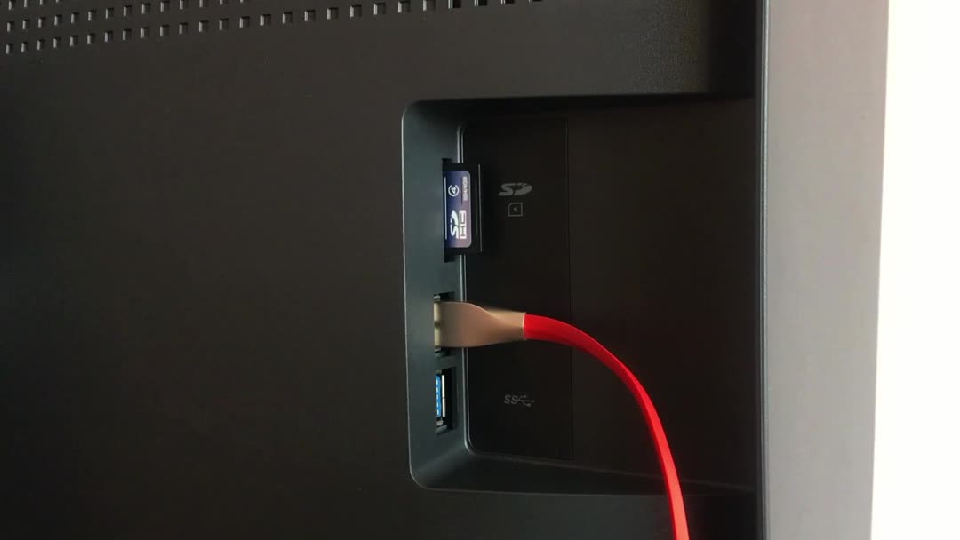 002 机背USB和SD卡插口