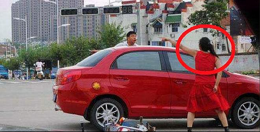 女司机肆意的逆行撞车,下车不道歉还强词夺理的辱骂男子,5秒后报应来...