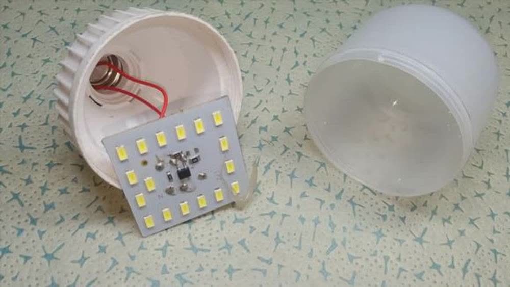 LED灯不亮了可别扔,其实修复方法很简单,一般都是这里坏了