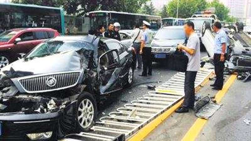 夜间汽车闯红灯,与转弯车辆惨烈撞击,监控拍下违规经过!