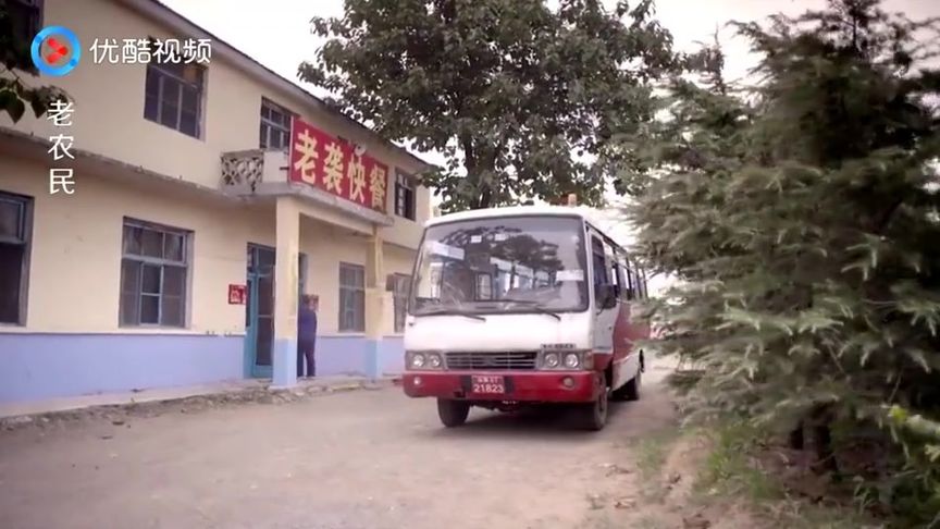 农民去饭店吃饭,一看菜单上的菜挺贵,就点了一个醋溜白菜