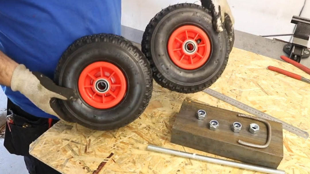 看牛人是如何用两个轮胎制作小推车,打造出来的成品众人都抢着要
