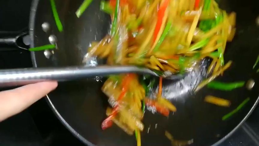 土豆丝怎么做最好吃?厨师长教你一个方法,每次做的都不够吃!