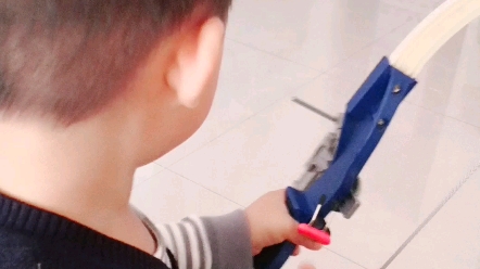 家里玩射箭的正太(吸盘箭)