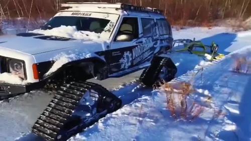 越野车装上履带,还以为有多厉害,结果都不如我的家用拖拉机强