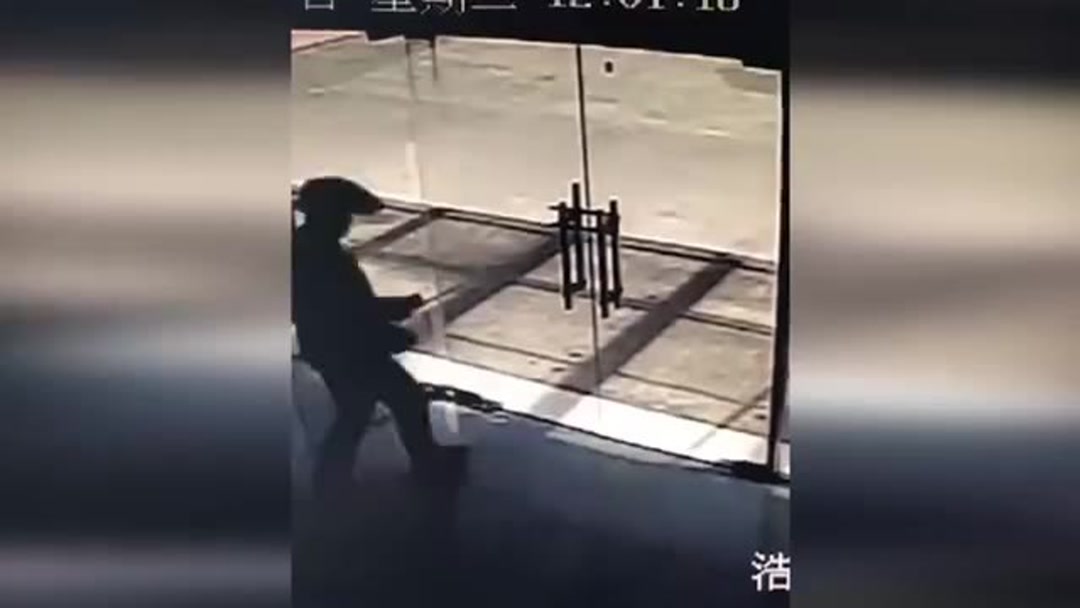 外卖小哥一头撞碎玻璃门 起身后瞬间开溜