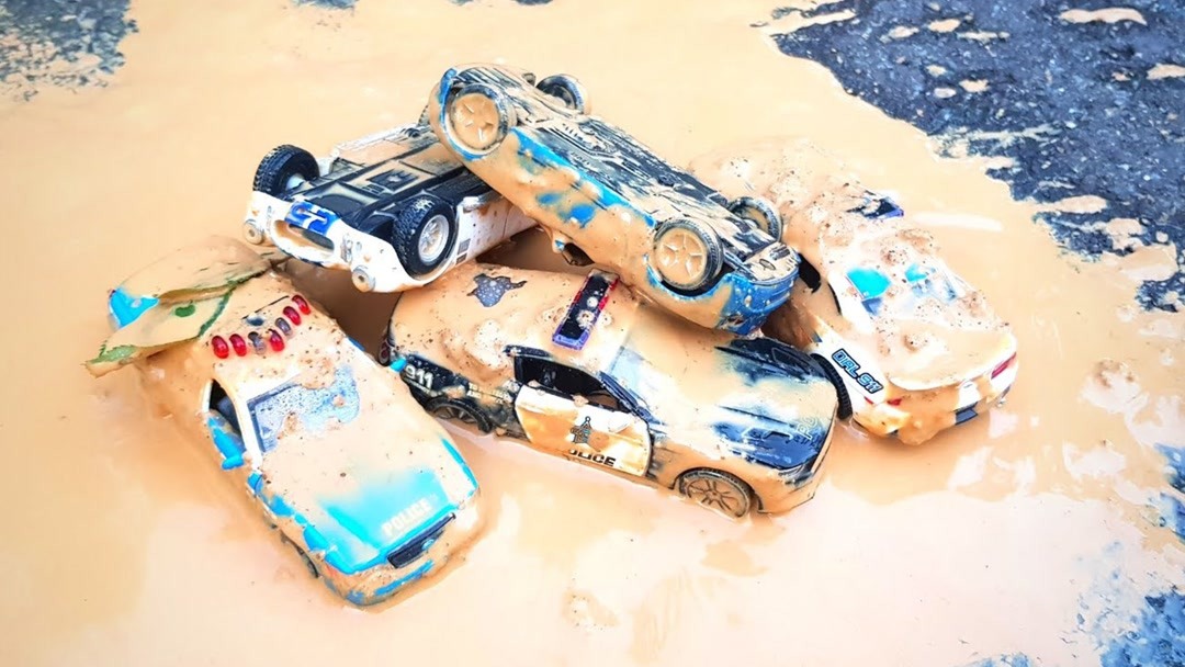 汽车世界之工程车救援队 第50集 营救泥潭中的警车