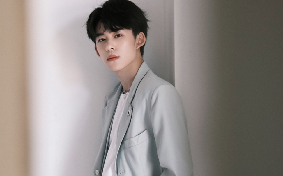 小爱豆机场碰到没素质的路人,帅气回怼维护粉丝!