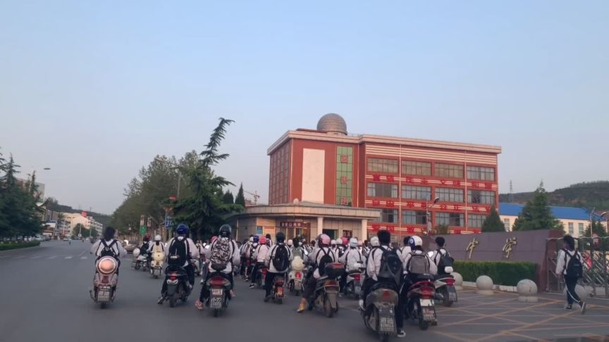 青春!校园靓丽风景线…加油高三学子#如画沁水 #五四青年节