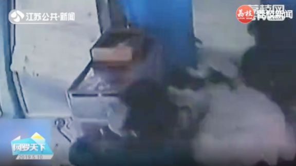 宁波:雨天路滑客车侧翻,没系安全带乘客被抛飞,造成4人死亡