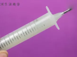 把螺丝刀放进注射器里,没想到还有这样的妙用