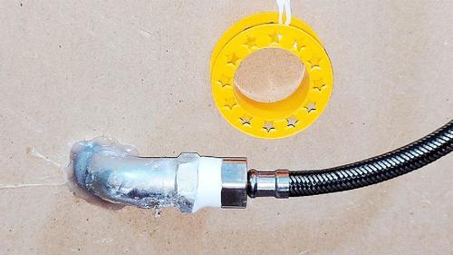 水管离墙太近,生料带只能缠外圈,内圈没法缠怎么办?方法很简单