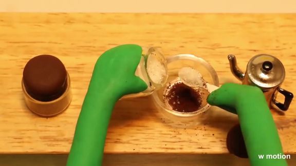 可爱的动画美食制作,绿绿的双手像极了两根黄瓜