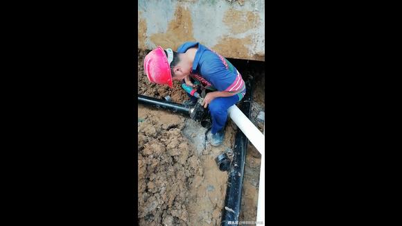 w型机制柔性抗震铸铁排水管安装神器#上头条# @中铁八局建筑公司