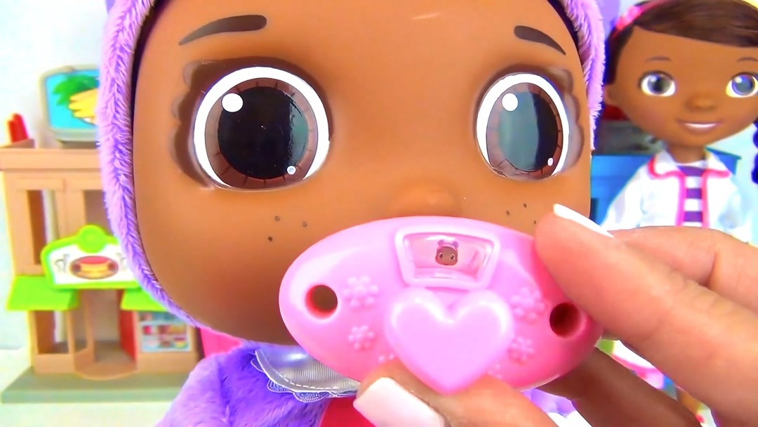 护士姐姐照顾可爱的的大眼睛宝宝