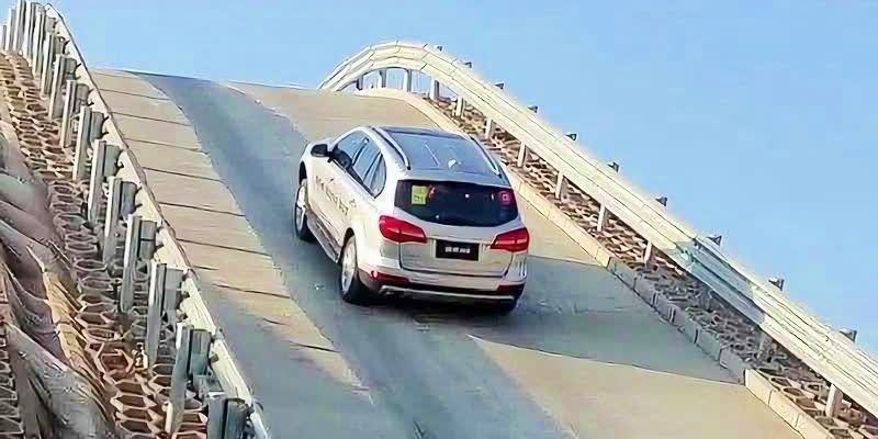 开自动挡上坡,光踩油门其实是错误操作,老司机:这样上坡才安全